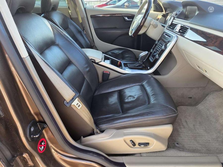 Brown Volvo XC70 2012 in Vilnius, with an engine capacity of 2.40 L and mileage of 304 thousand km for 10500 €, photo 23 on AUTOMOTO.COM.LV
