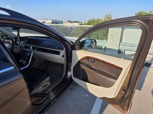 Brown Volvo XC70 2012 in Vilnius, with an engine capacity of 2.40 L and mileage of 304 thousand km for 10500 €, photo 25 on AUTOMOTO.COM.LV