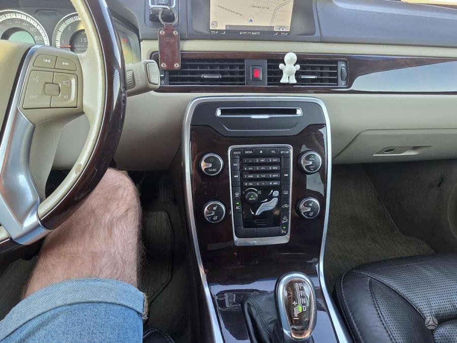 Brown Volvo XC70 2012 in Vilnius, with an engine capacity of 2.40 L and mileage of 304 thousand km for 10500 €, photo 28 on AUTOMOTO.COM.LV