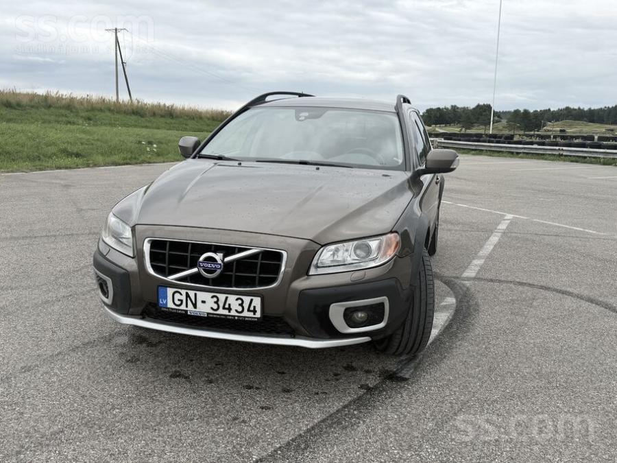 Brown Volvo XC70 2012 in Valmiera, with an engine capacity of 2.40 L and mileage of 392 thousand km for 11000 €, photo 3 on AUTOMOTO.COM.LV