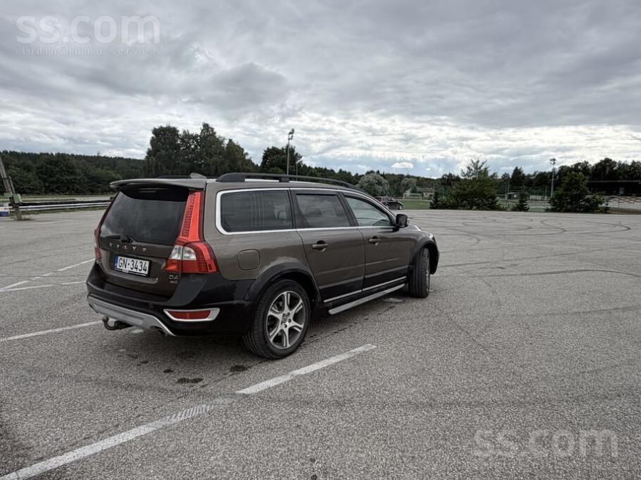 Brown Volvo XC70 2012 in Valmiera, with an engine capacity of 2.40 L and mileage of 392 thousand km for 11000 €, photo 4 on AUTOMOTO.COM.LV
