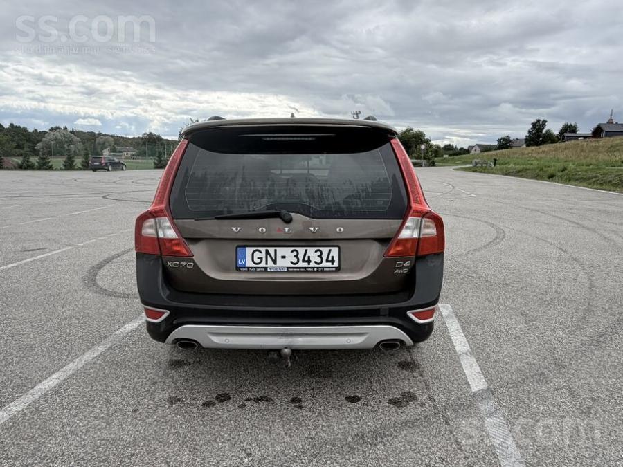 Brown Volvo XC70 2012 in Valmiera, with an engine capacity of 2.40 L and mileage of 392 thousand km for 11000 €, photo 5 on AUTOMOTO.COM.LV