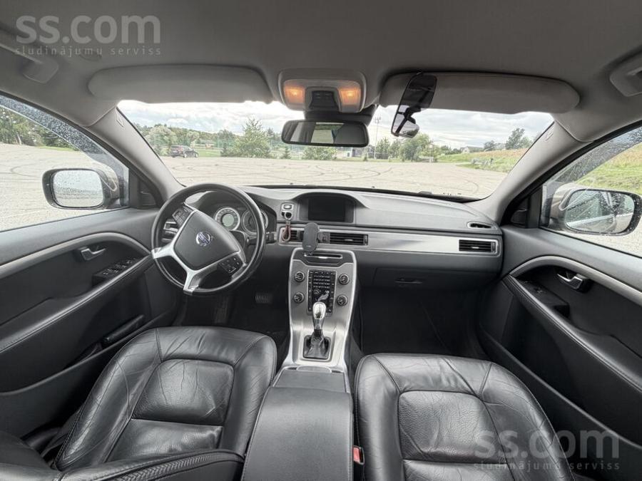 Brown Volvo XC70 2012 in Valmiera, with an engine capacity of 2.40 L and mileage of 392 thousand km for 11000 €, photo 7 on AUTOMOTO.COM.LV