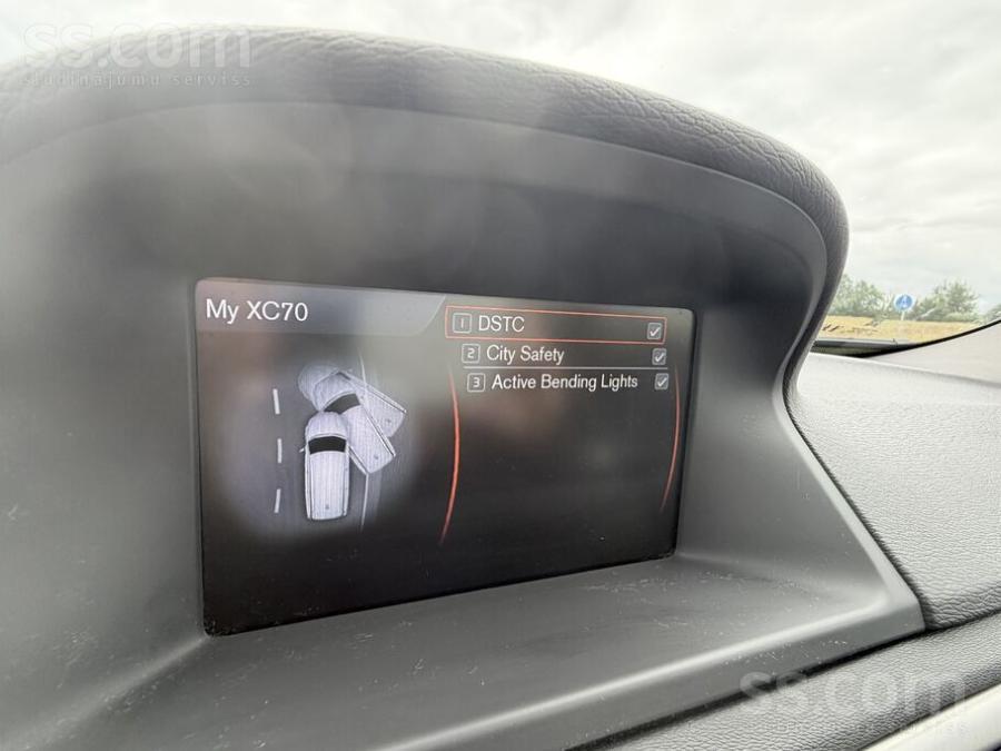 Brown Volvo XC70 2012 in Valmiera, with an engine capacity of 2.40 L and mileage of 392 thousand km for 11000 €, photo 9 on AUTOMOTO.COM.LV