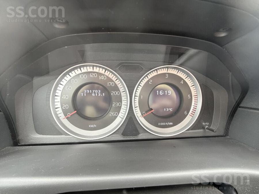 Brown Volvo XC70 2012 in Valmiera, with an engine capacity of 2.40 L and mileage of 392 thousand km for 11000 €, photo 10 on AUTOMOTO.COM.LV