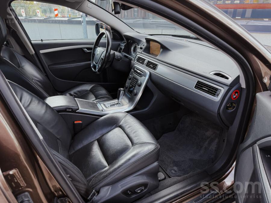 Brūns Volvo XC70 2012 Rīga, ar dzinēja tilpumu 2.40 L un nobraukumu 0 tūkst. km par 7950 €, foto 13 vietnē AUTOMOTO.COM.LV