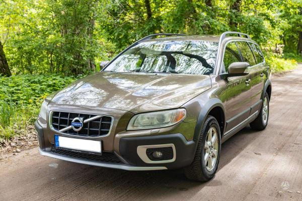 Brown Volvo XC70 2012 in Vilnius, with an engine capacity of 2.40 L and mileage of 307 thousand km for 8800 €, photo 1 on AUTOMOTO.COM.LV