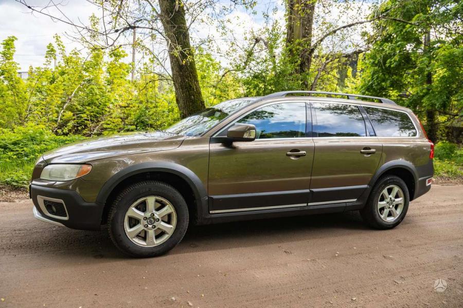 Brown Volvo XC70 2012 in Vilnius, with an engine capacity of 2.40 L and mileage of 307 thousand km for 8800 €, photo 4 on AUTOMOTO.COM.LV
