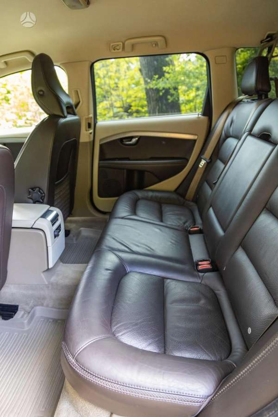 Brown Volvo XC70 2012 in Vilnius, with an engine capacity of 2.40 L and mileage of 307 thousand km for 8800 €, photo 7 on AUTOMOTO.COM.LV