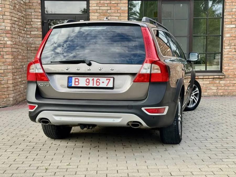 Brown Volvo XC70 2012 in Jelgava, with an engine capacity of 2.40 L and mileage of 275 thousand km for 9500 €, photo 5 on AUTOMOTO.COM.LV
