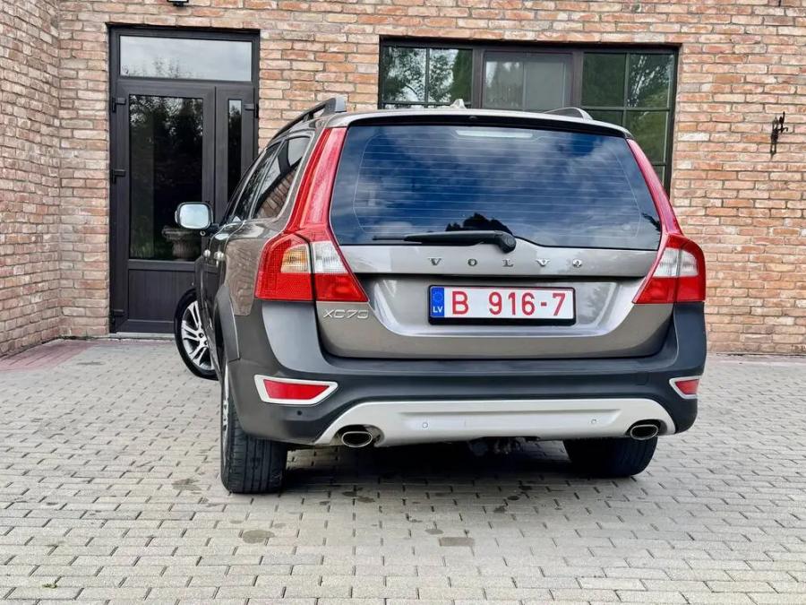 Brown Volvo XC70 2012 in Jelgava, with an engine capacity of 2.40 L and mileage of 275 thousand km for 9500 €, photo 7 on AUTOMOTO.COM.LV