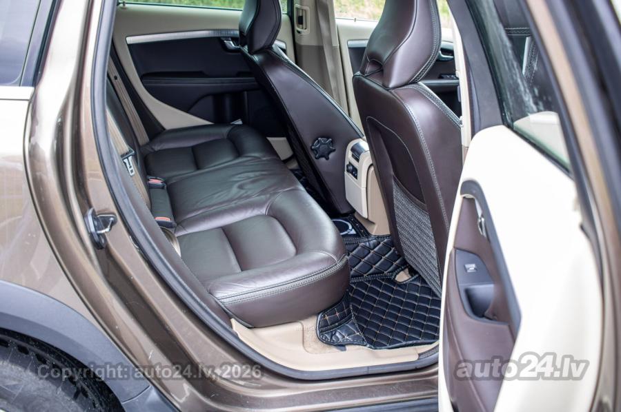 Brown Volvo XC70 2012 in Saue, with an engine capacity of 2.40 L and mileage of 367 thousand km for 9000 €, photo 11 on AUTOMOTO.COM.LV