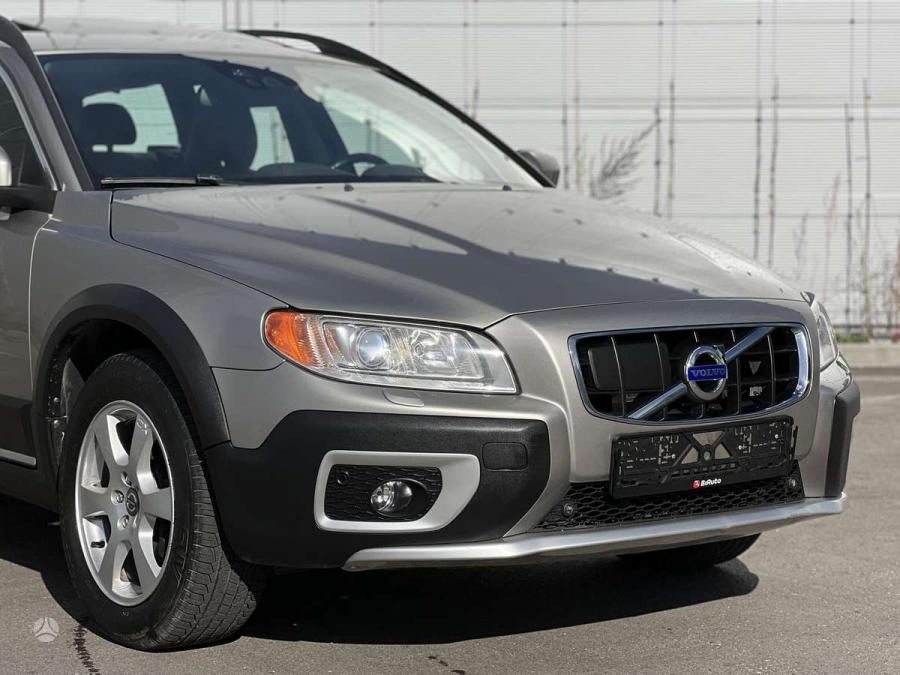 Brown Volvo XC70 2012 in Utena, with an engine capacity of 2.40 L and mileage of 310 thousand km for 9350 €, photo 8 on AUTOMOTO.COM.LV