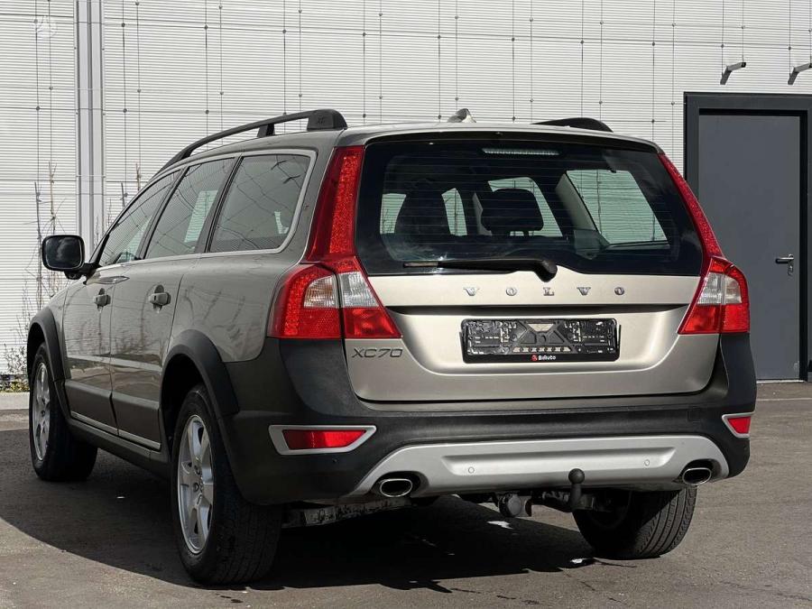 Brown Volvo XC70 2012 in Utena, with an engine capacity of 2.40 L and mileage of 310 thousand km for 9350 €, photo 14 on AUTOMOTO.COM.LV