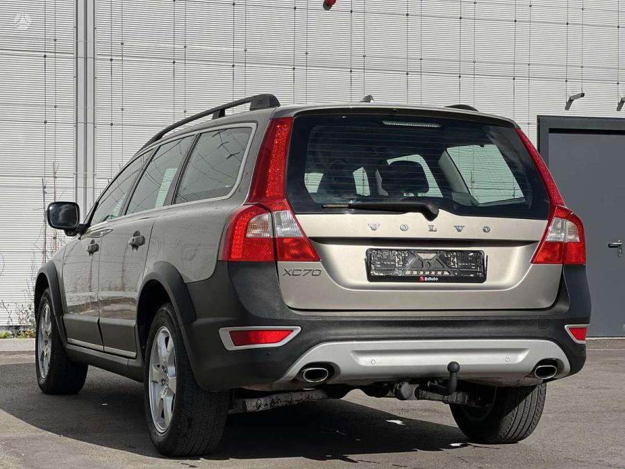 Brown Volvo XC70 2012 in Utena, with an engine capacity of 2.40 L and mileage of 310 thousand km for 9350 €, photo 16 on AUTOMOTO.COM.LV