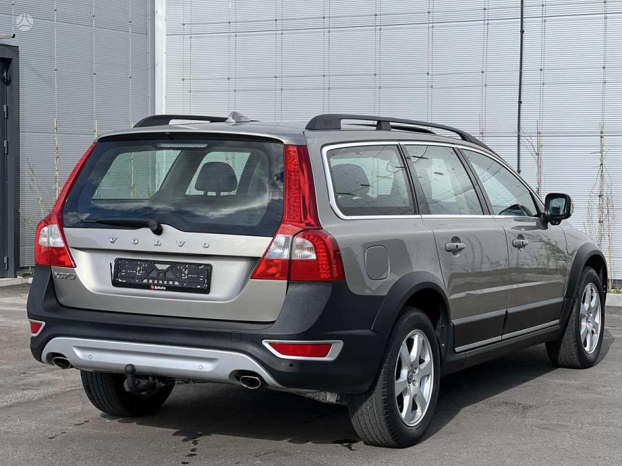 Brown Volvo XC70 2012 in Utena, with an engine capacity of 2.40 L and mileage of 310 thousand km for 9350 €, photo 19 on AUTOMOTO.COM.LV