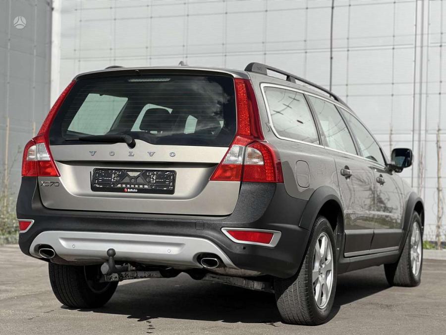 Brown Volvo XC70 2012 in Utena, with an engine capacity of 2.40 L and mileage of 310 thousand km for 9350 €, photo 21 on AUTOMOTO.COM.LV
