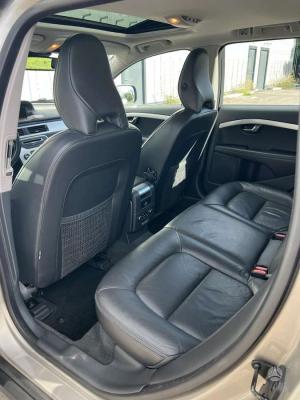 Brown Volvo XC70 2012 in Utena, with an engine capacity of 2.40 L and mileage of 310 thousand km for 9350 €, photo 23 on AUTOMOTO.COM.LV