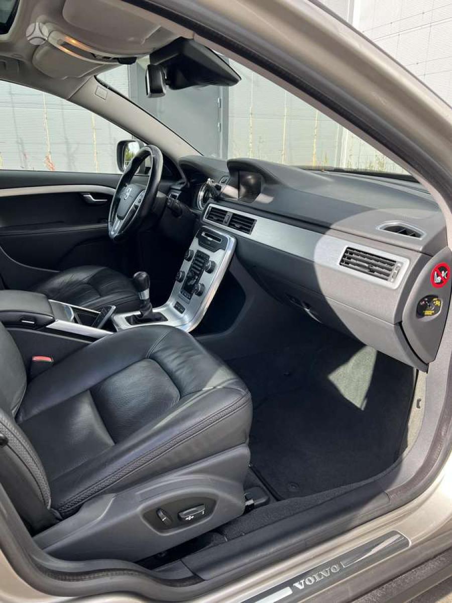 Brown Volvo XC70 2012 in Utena, with an engine capacity of 2.40 L and mileage of 310 thousand km for 9350 €, photo 28 on AUTOMOTO.COM.LV