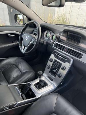 Brown Volvo XC70 2012 in Utena, with an engine capacity of 2.40 L and mileage of 310 thousand km for 9350 €, photo 31 on AUTOMOTO.COM.LV