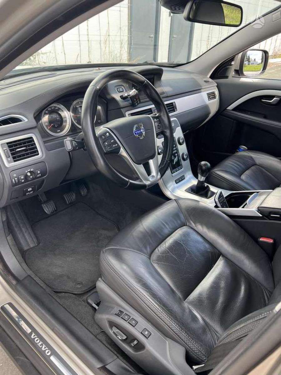 Brown Volvo XC70 2012 in Utena, with an engine capacity of 2.40 L and mileage of 310 thousand km for 9350 €, photo 34 on AUTOMOTO.COM.LV