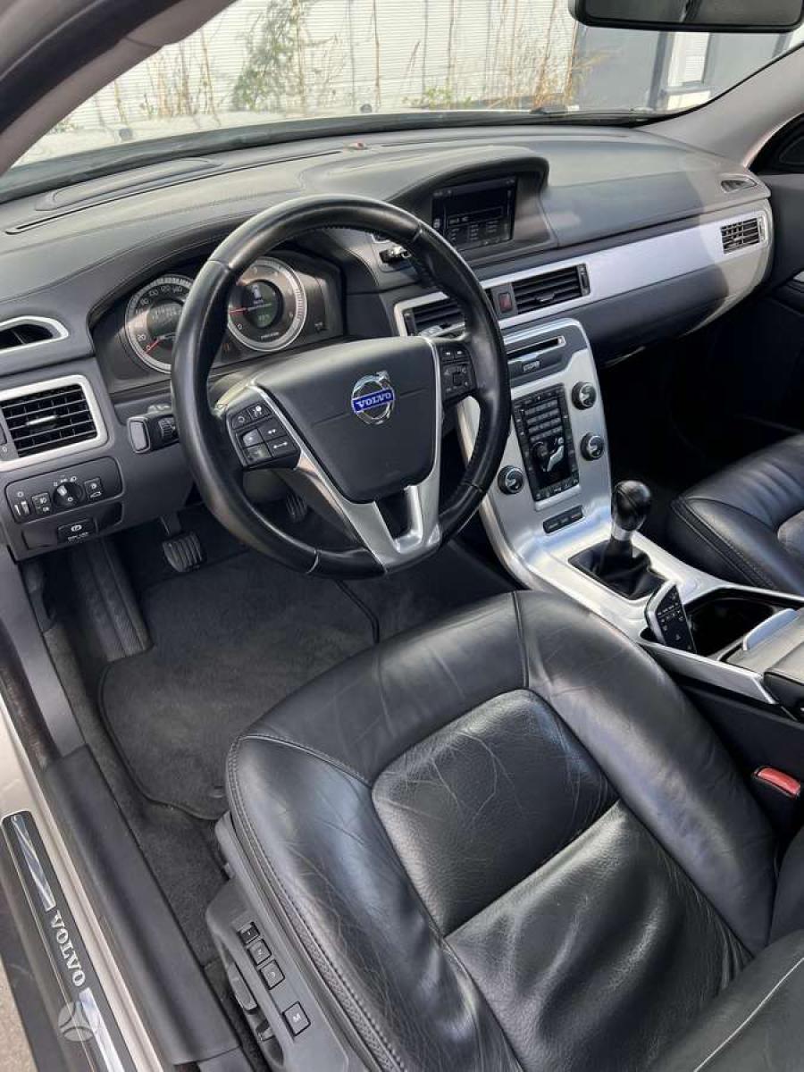 Brown Volvo XC70 2012 in Utena, with an engine capacity of 2.40 L and mileage of 310 thousand km for 9350 €, photo 36 on AUTOMOTO.COM.LV