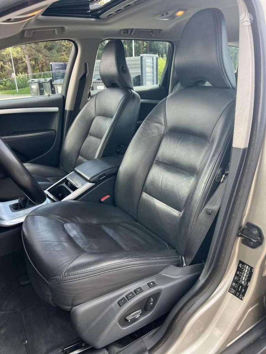 Brown Volvo XC70 2012 in Utena, with an engine capacity of 2.40 L and mileage of 310 thousand km for 9350 €, photo 37 on AUTOMOTO.COM.LV