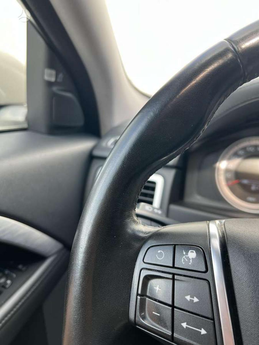 Brown Volvo XC70 2012 in Utena, with an engine capacity of 2.40 L and mileage of 310 thousand km for 9350 €, photo 43 on AUTOMOTO.COM.LV