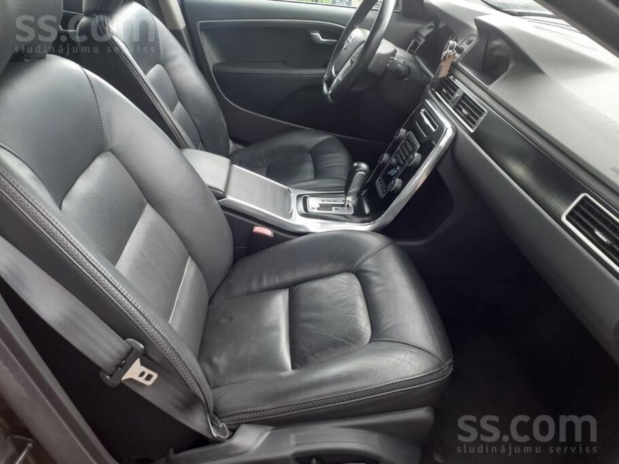 Brown Volvo XC70 2012 in Riga, with an engine capacity of 2.40 L and mileage of 205 thousand km for 12800 €, photo 8 on AUTOMOTO.COM.LV