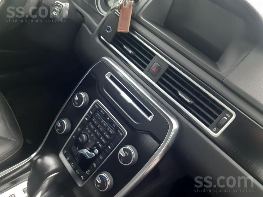 Brown Volvo XC70 2012 in Riga, with an engine capacity of 2.40 L and mileage of 205 thousand km for 12800 €, photo 9 on AUTOMOTO.COM.LV