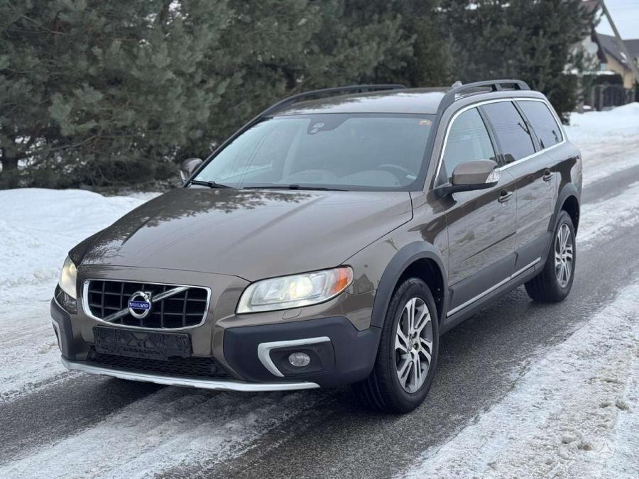 Brown Volvo XC70 2013 in Vilnius, with an engine capacity of 2.40 L and mileage of 273 thousand km for 9999 €, photo 1 on AUTOMOTO.COM.LV