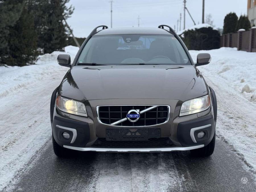 Brown Volvo XC70 2013 in Vilnius, with an engine capacity of 2.40 L and mileage of 273 thousand km for 9999 €, photo 2 on AUTOMOTO.COM.LV
