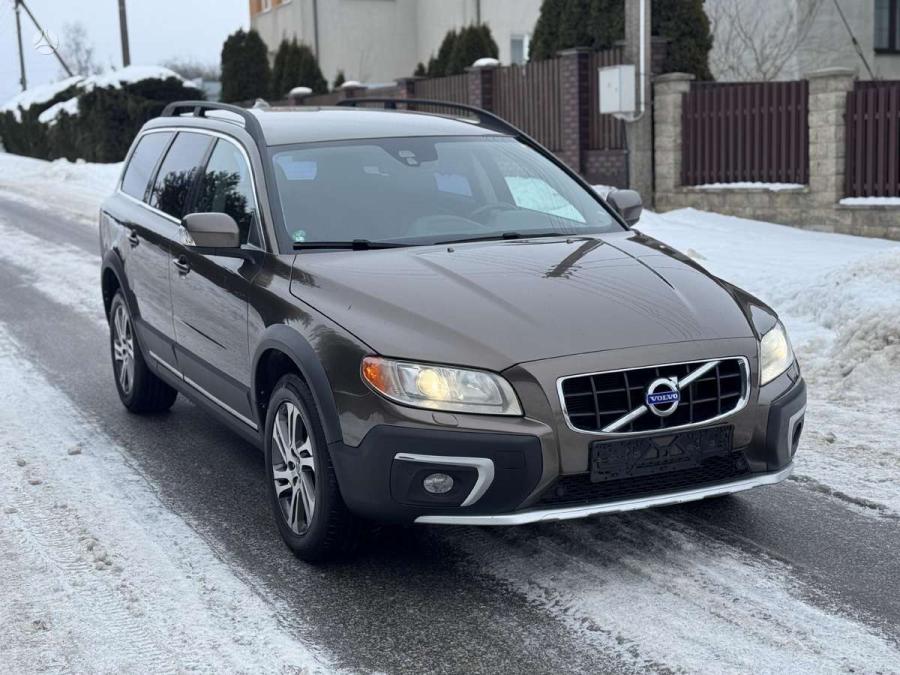 Brown Volvo XC70 2013 in Vilnius, with an engine capacity of 2.40 L and mileage of 273 thousand km for 9999 €, photo 3 on AUTOMOTO.COM.LV
