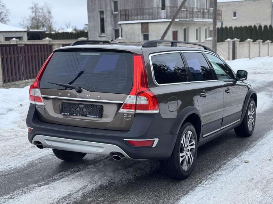 Brown Volvo XC70 2013 in Vilnius, with an engine capacity of 2.40 L and mileage of 273 thousand km for 9999 €, photo 4 on AUTOMOTO.COM.LV