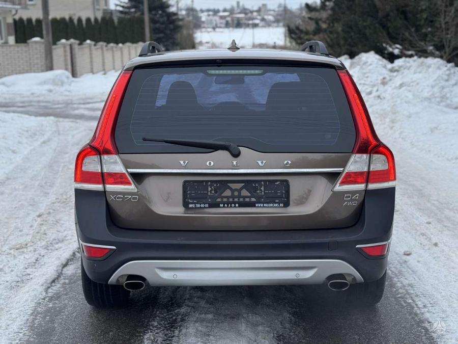Brown Volvo XC70 2013 in Vilnius, with an engine capacity of 2.40 L and mileage of 273 thousand km for 9999 €, photo 5 on AUTOMOTO.COM.LV
