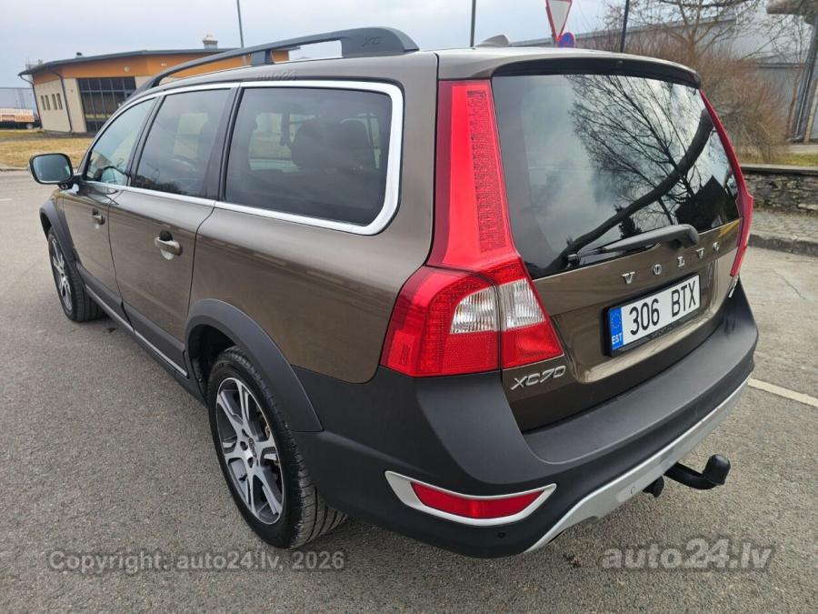 Brown Volvo XC70 2013 in Paide, with an engine capacity of 2.40 L and mileage of 393 thousand km for 9750 €, photo 4 on AUTOMOTO.COM.LV
