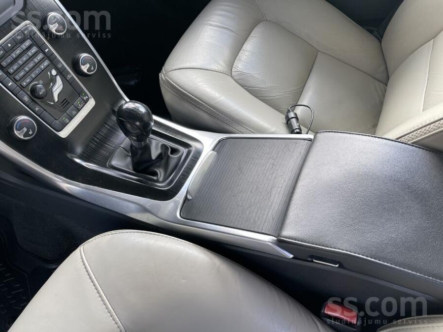 Brown Volvo XC70 2013 in Ventspils, with an engine capacity of 2.00 L and mileage of 252 thousand km for 8990 €, photo 27 on AUTOMOTO.COM.LV
