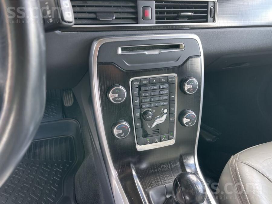Brown Volvo XC70 2013 in Ventspils, with an engine capacity of 2.00 L and mileage of 252 thousand km for 8990 €, photo 28 on AUTOMOTO.COM.LV