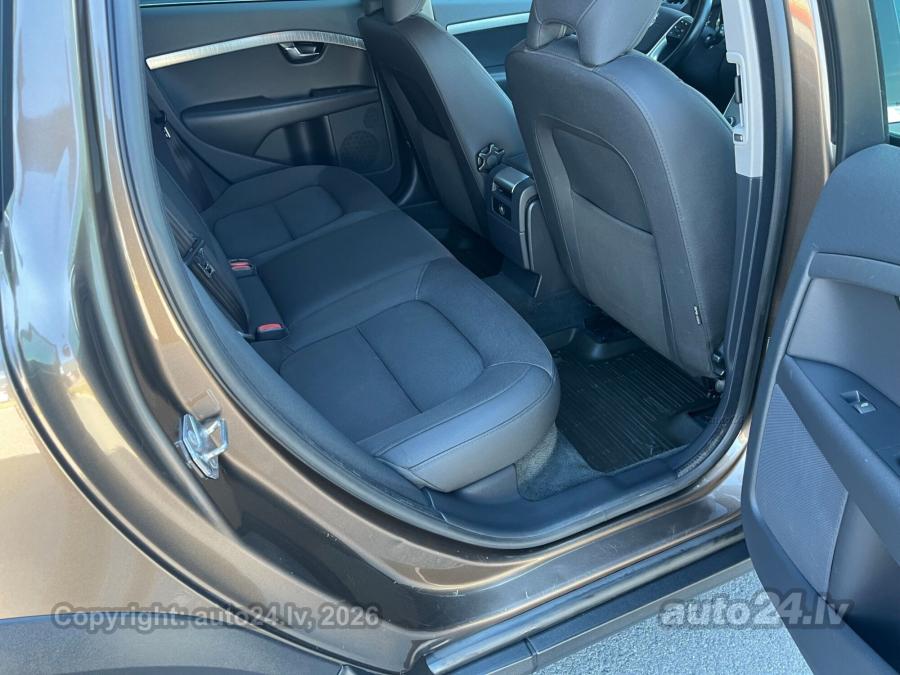 Brūns Volvo XC70 2013 Kuresāre, ar dzinēja tilpumu 2.40 L un nobraukumu 365 tūkst. km par 9990 €, foto 13 vietnē AUTOMOTO.COM.LV