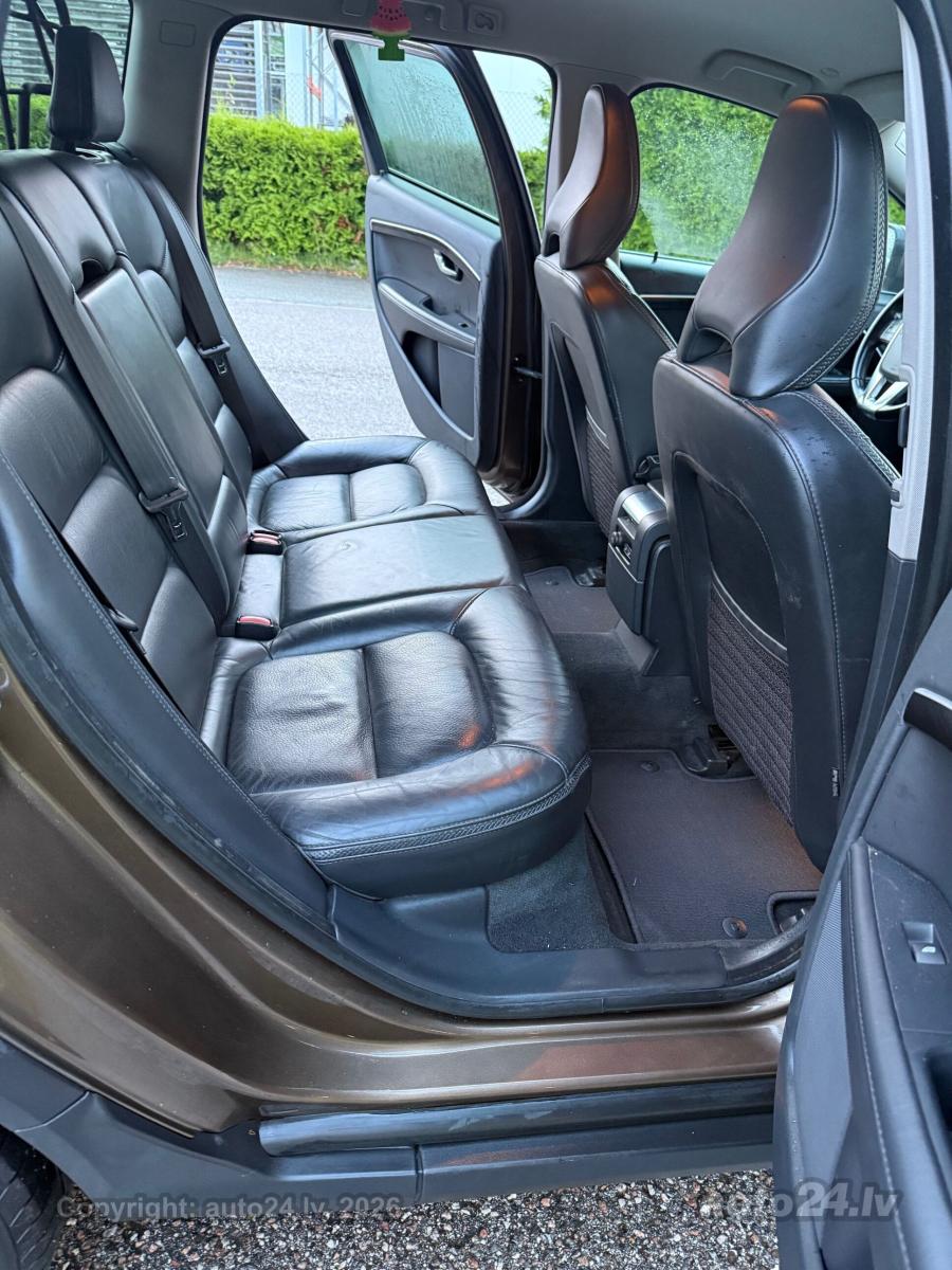 Brūns Volvo XC70 2013 Tallina, ar dzinēja tilpumu 2.40 L un nobraukumu 326 tūkst. km par 10499 €, foto 22 vietnē AUTOMOTO.COM.LV