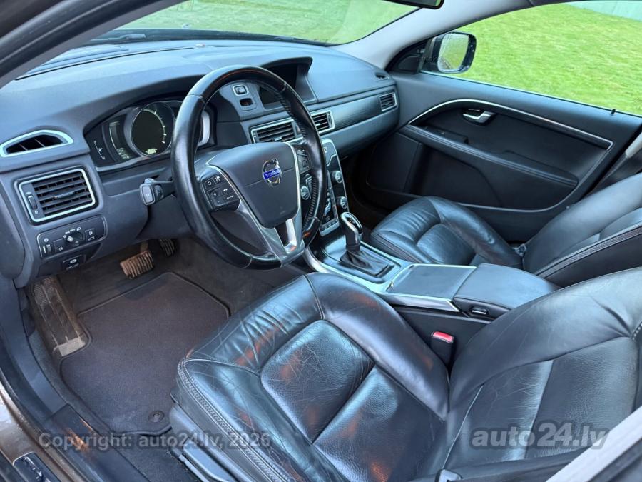 Brūns Volvo XC70 2013 Tallina, ar dzinēja tilpumu 2.40 L un nobraukumu 326 tūkst. km par 10499 €, foto 24 vietnē AUTOMOTO.COM.LV