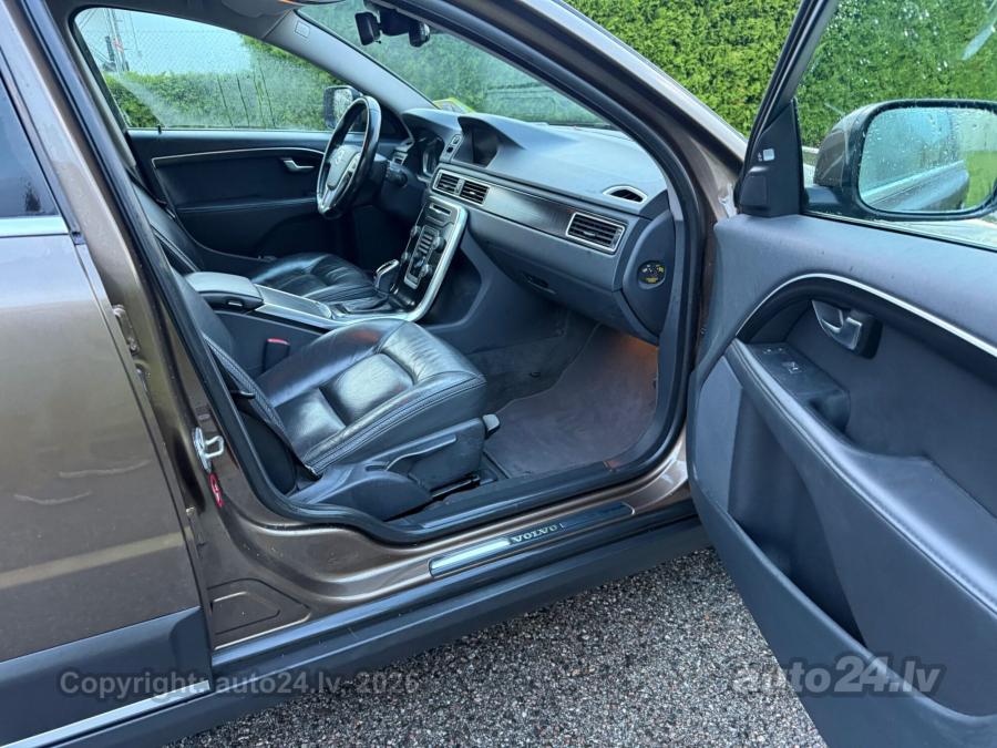 Brūns Volvo XC70 2013 Tallina, ar dzinēja tilpumu 2.40 L un nobraukumu 326 tūkst. km par 10499 €, foto 26 vietnē AUTOMOTO.COM.LV