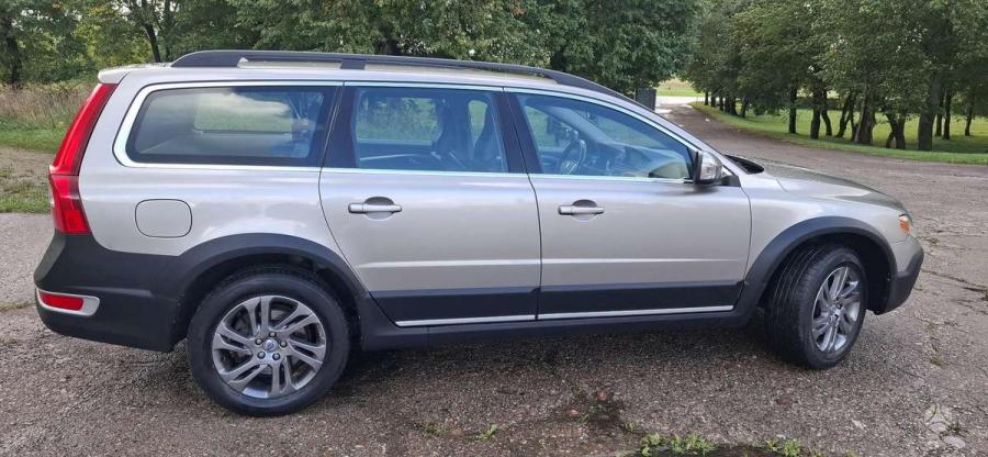 Brown Volvo XC70 2013 in Kretinga, with an engine capacity of 2.40 L and mileage of 331 thousand km for 9200 €, photo 3 on AUTOMOTO.COM.LV