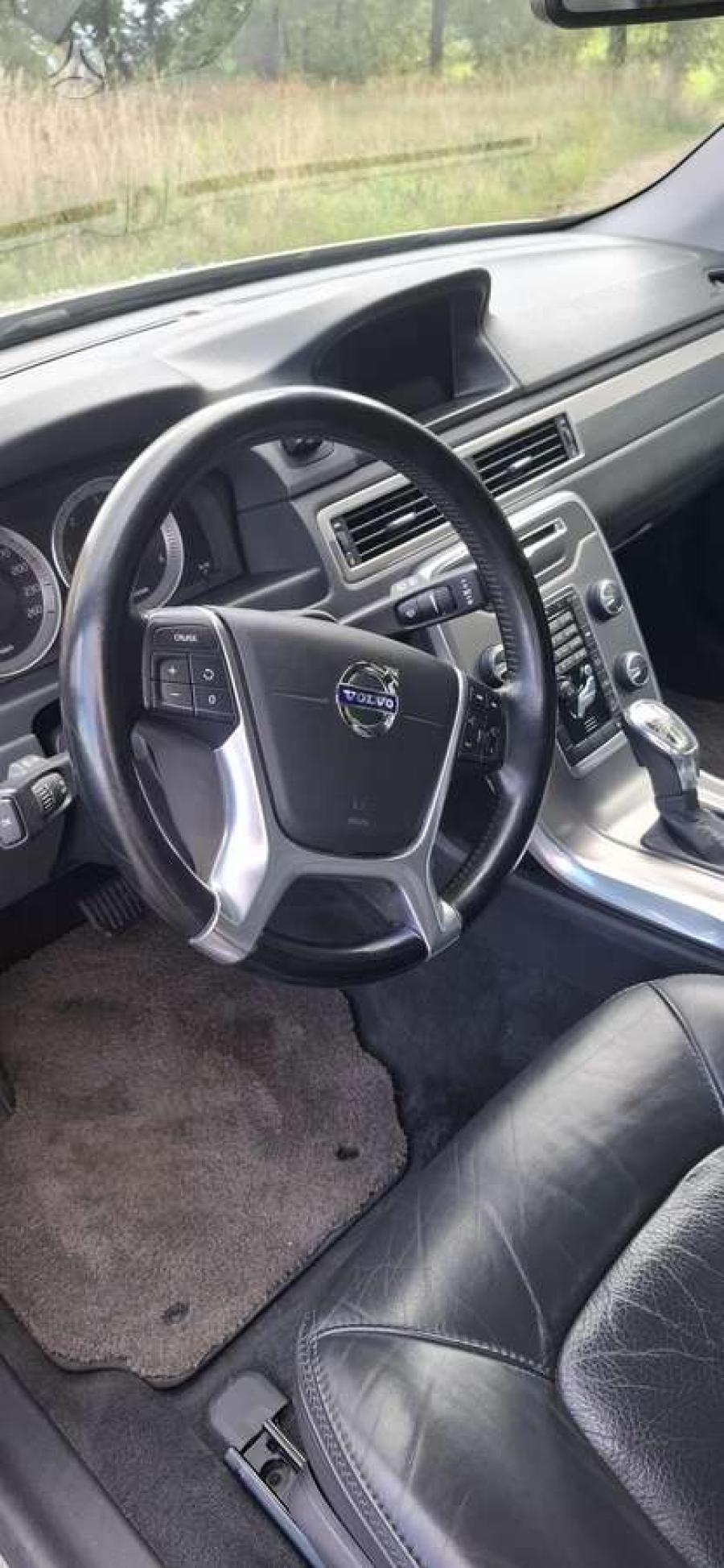 Brown Volvo XC70 2013 in Kretinga, with an engine capacity of 2.40 L and mileage of 331 thousand km for 9200 €, photo 8 on AUTOMOTO.COM.LV