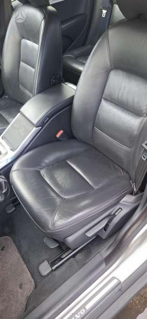 Brown Volvo XC70 2013 in Kretinga, with an engine capacity of 2.40 L and mileage of 331 thousand km for 9200 €, photo 9 on AUTOMOTO.COM.LV