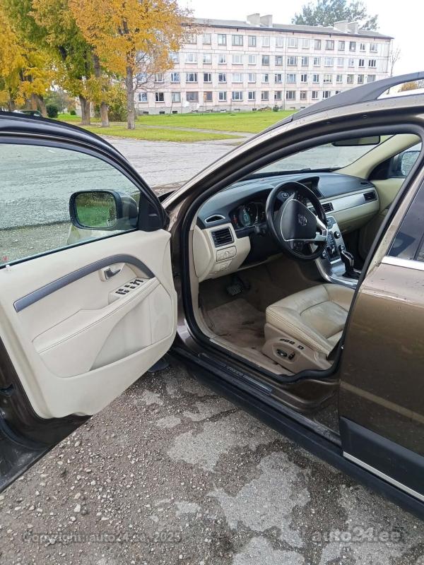 Brown Volvo XC70 2014 in Narva, with an engine capacity of 2.40 L and mileage of 338 thousand km for 10500 €, photo 11 on AUTOMOTO.COM.LV