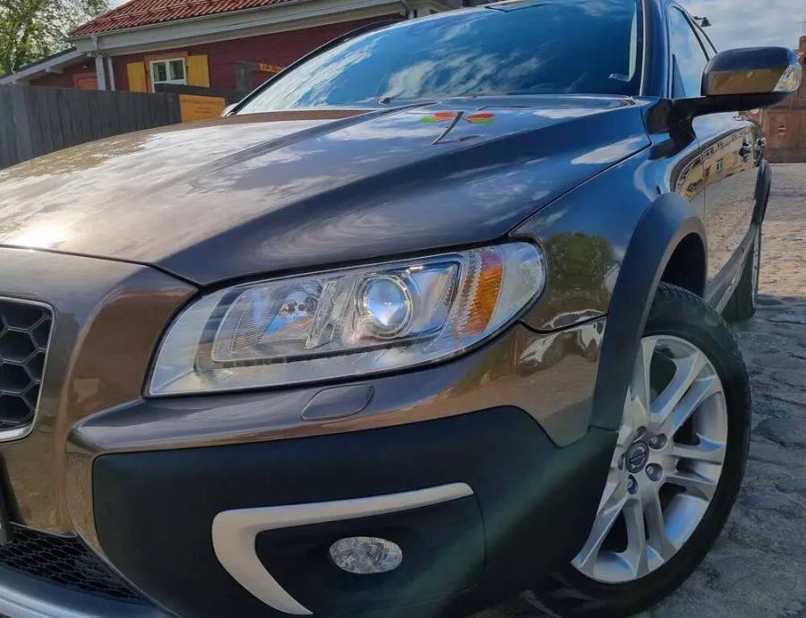 Brown Volvo XC70 2014 in Jelgava, with an engine capacity of 2.40 L and mileage of 212 thousand km for 10 €, photo 1 on AUTOMOTO.COM.LV