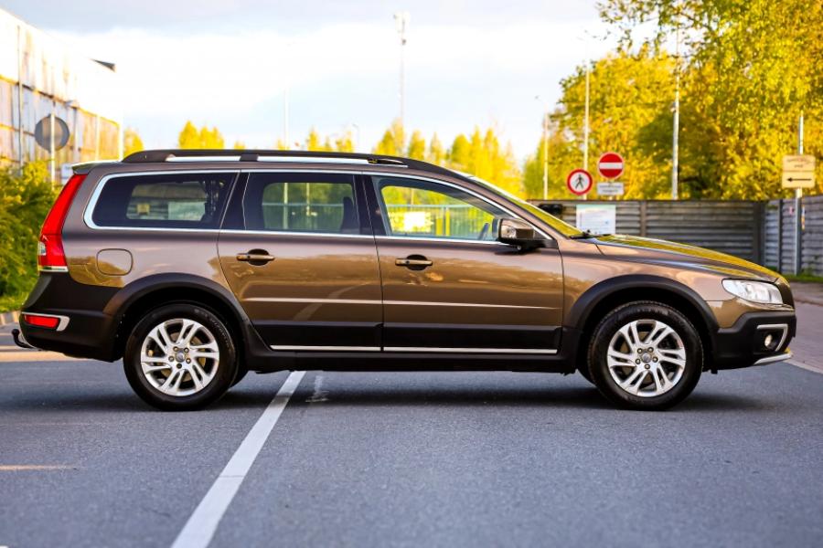 Brown Volvo XC70 2014 in Riga, with an engine capacity of 2.40 L and mileage of 0 thousand km for 14850 €, photo 5 on AUTOMOTO.COM.LV