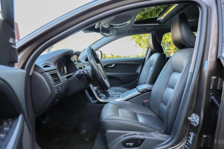 Brown Volvo XC70 2014 in Riga, with an engine capacity of 2.40 L and mileage of 0 thousand km for 14850 €, photo 10 on AUTOMOTO.COM.LV