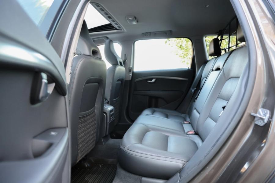 Brown Volvo XC70 2014 in Riga, with an engine capacity of 2.40 L and mileage of 0 thousand km for 14850 €, photo 12 on AUTOMOTO.COM.LV